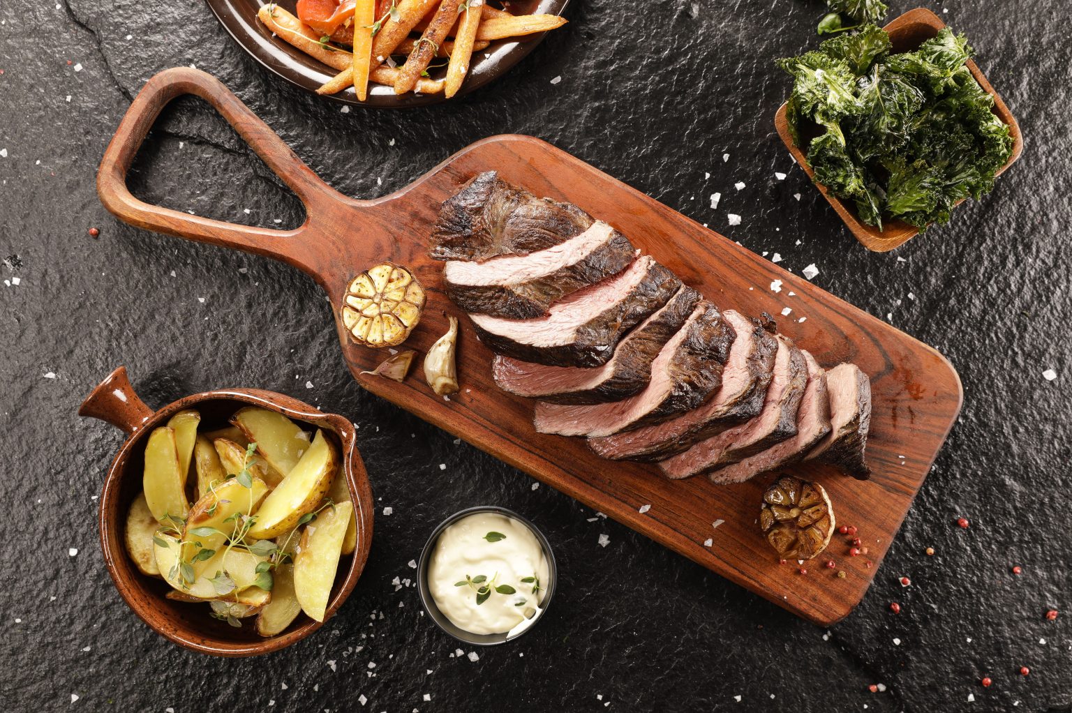 Rostasfilé med örtig klyftpotatis och krispiga grönkålschips - Familjen Snellman