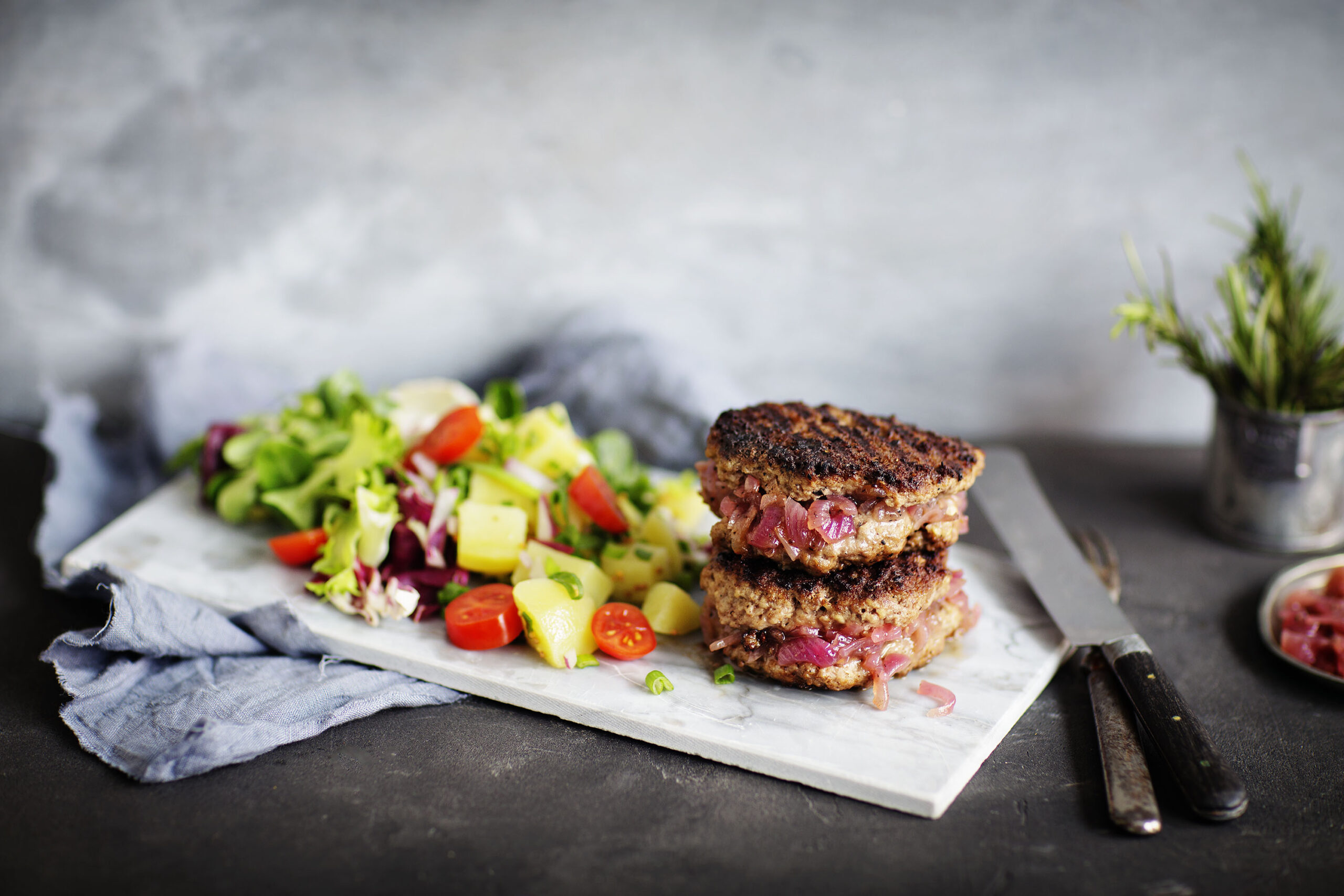 Pannbiff med rödlökssylt - Familjen Snellman